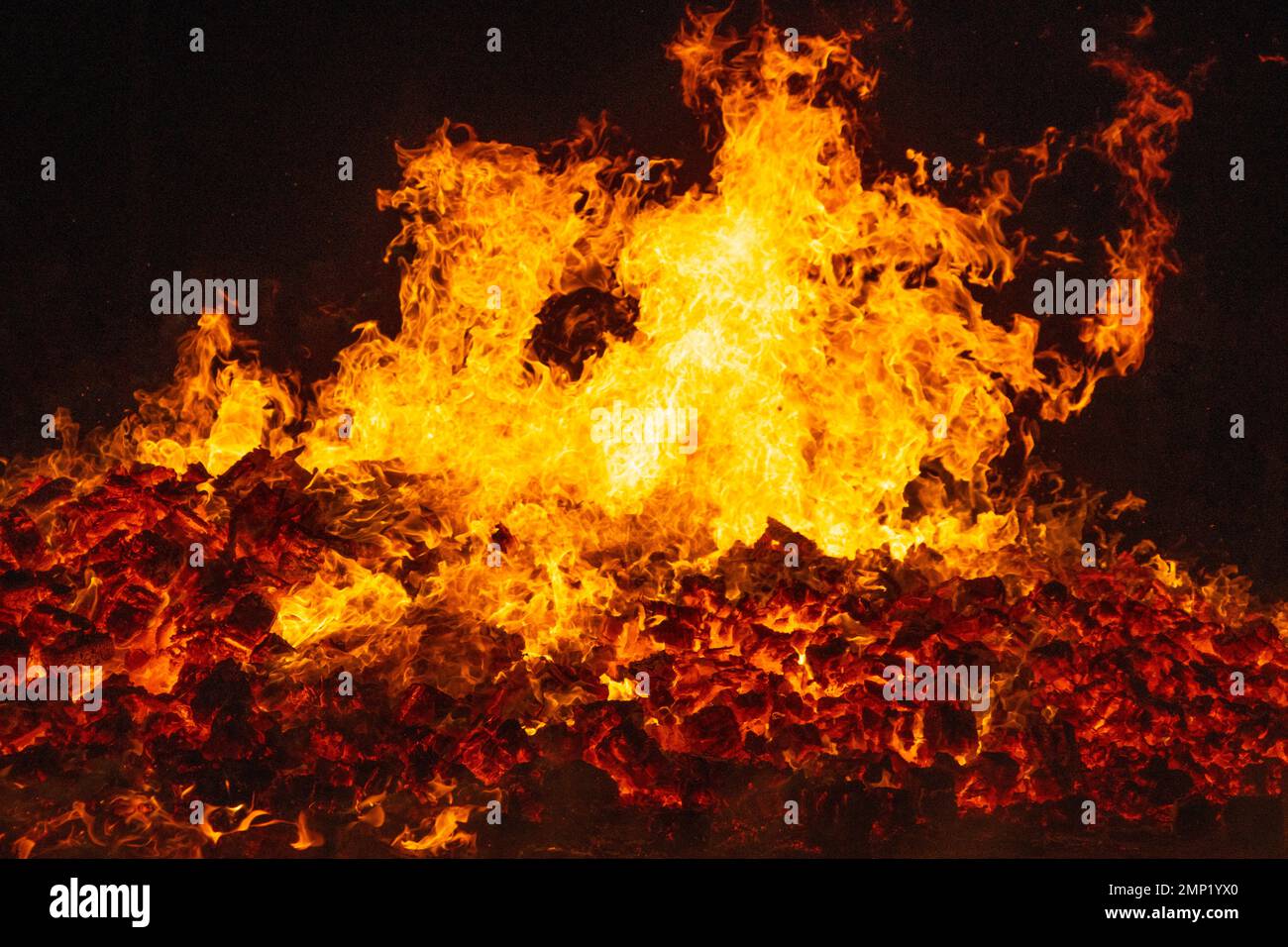 Fire by night. Flames and embers. Hell and inferno Stock Photo - Alamy