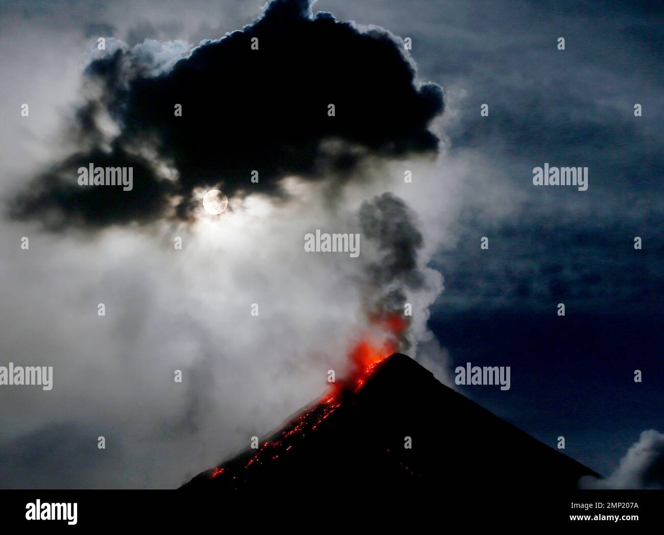 The super blue blood moon, seen through volcanic ash cloud, sets before ...