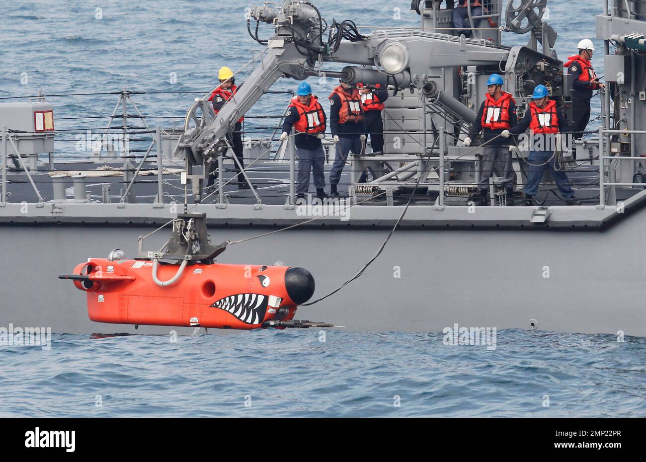 Taiwanese sailors handle an SLQ-48 remotely-operated mine disposal ...