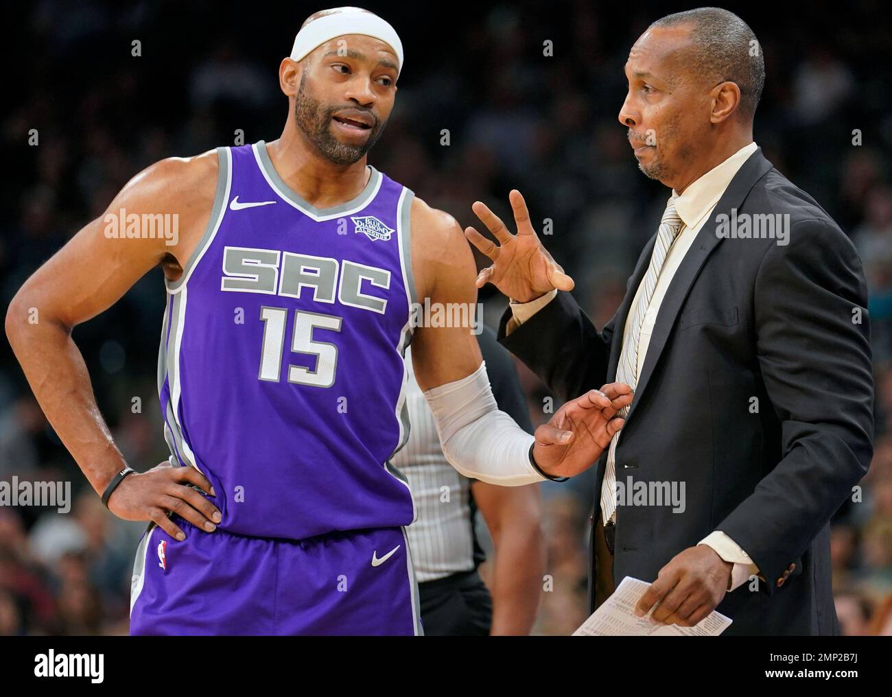 Sacramento Kings assistant coach Elston Turner, right, talks to Kings ...
