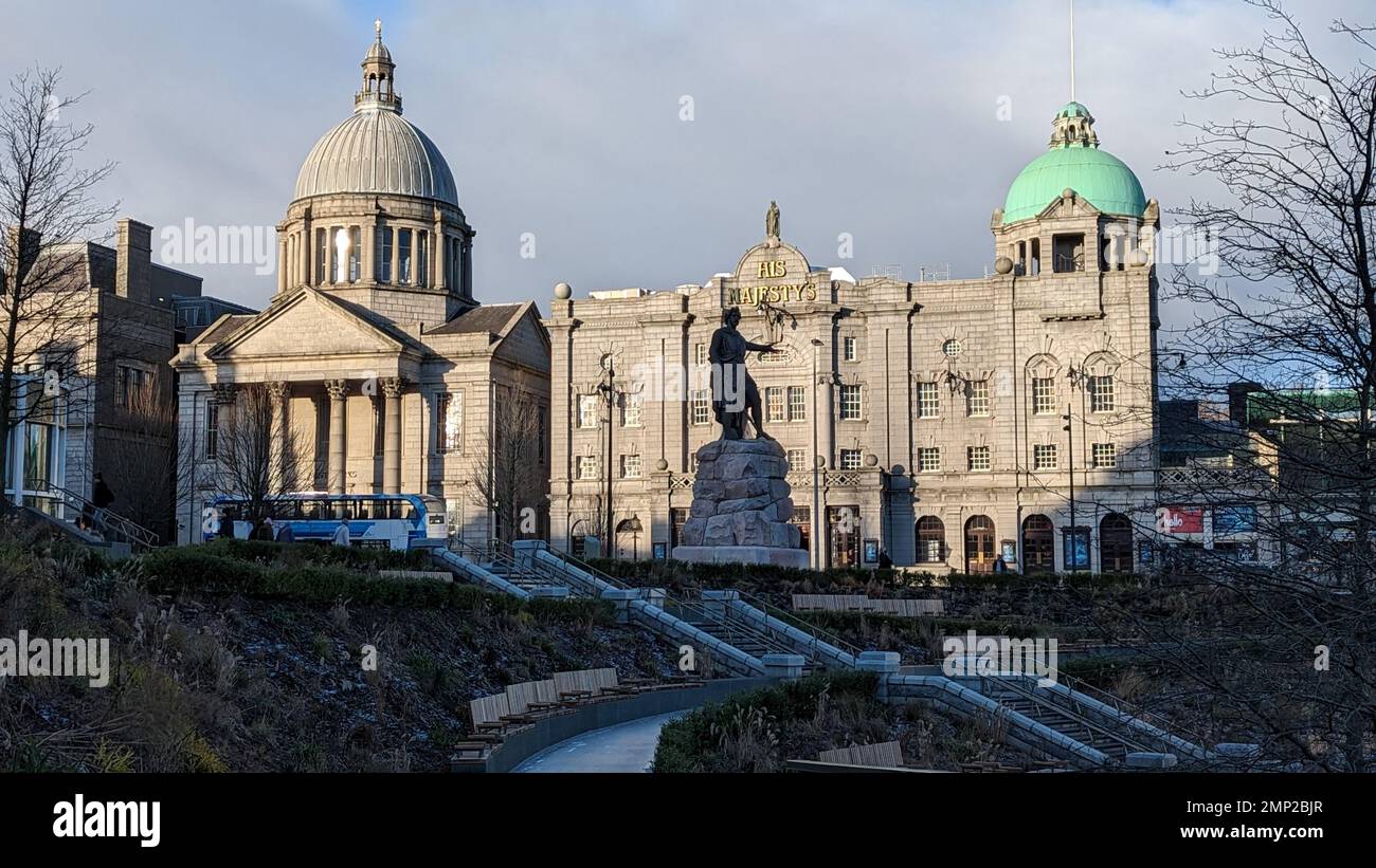 His Majesty's Theatre and William Wallace statue, Aberdeen Stock Photo ...