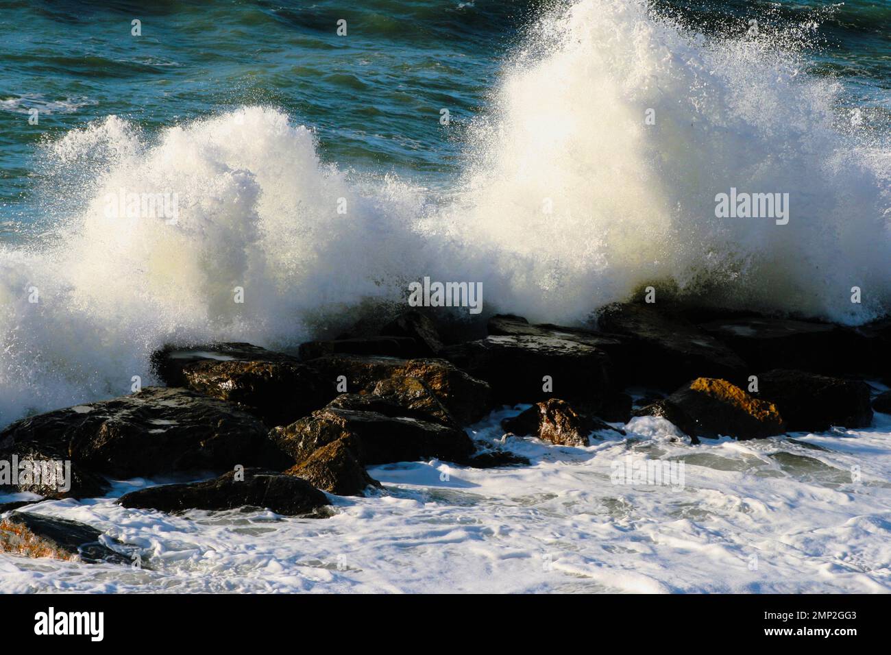 Turquoise wave crashing on rocks hi-res stock photography and images ...