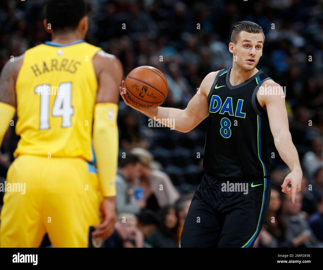 Dallas Mavericks guard Kyle Collinsworth, back, pulls in a loose ball ...