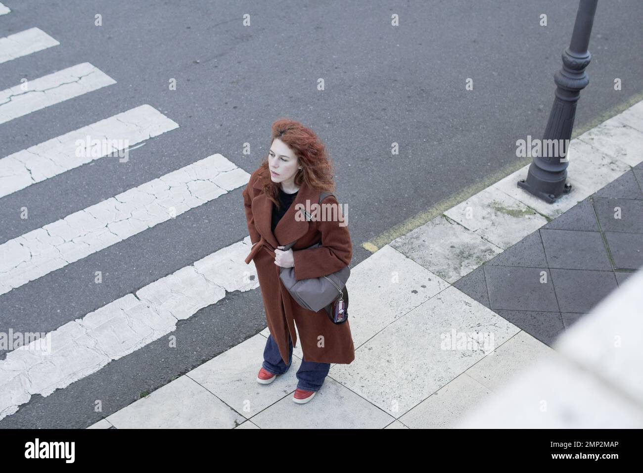 Looking back woman street hi-res stock photography and images - Alamy