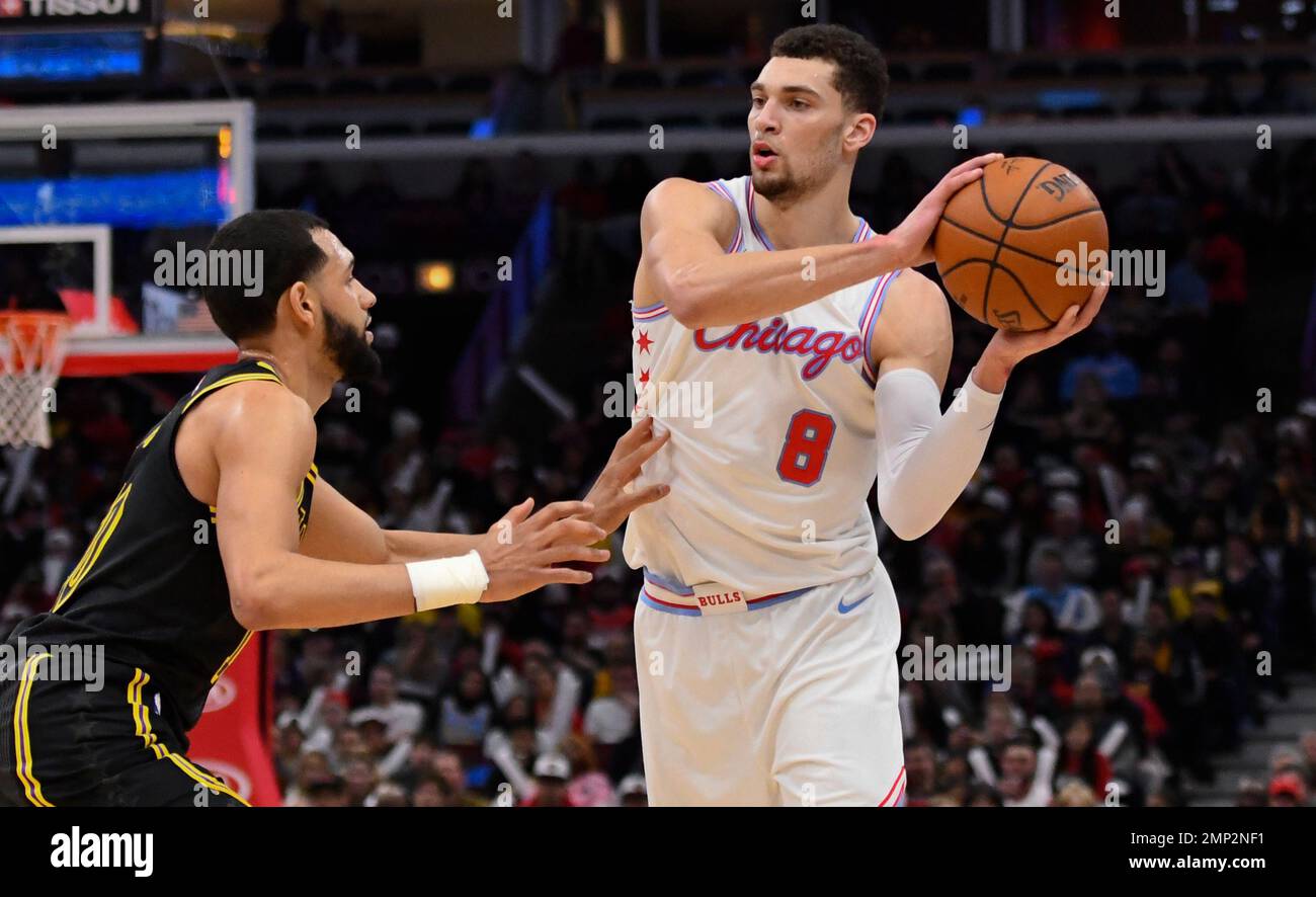 Los Angeles Lakers guard Tyler Ennis, left, guards Chicago Bulls guard ...