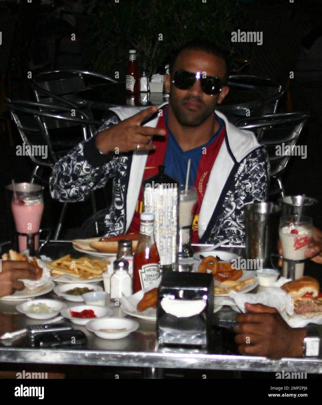 Exclusive!! Craig David and pals chow down on hot dogs and burgers at ...