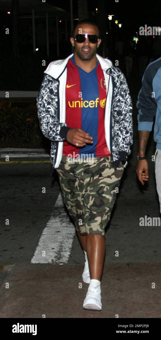 Exclusive!! Craig David and pals chow down on hot dogs and burgers at ...