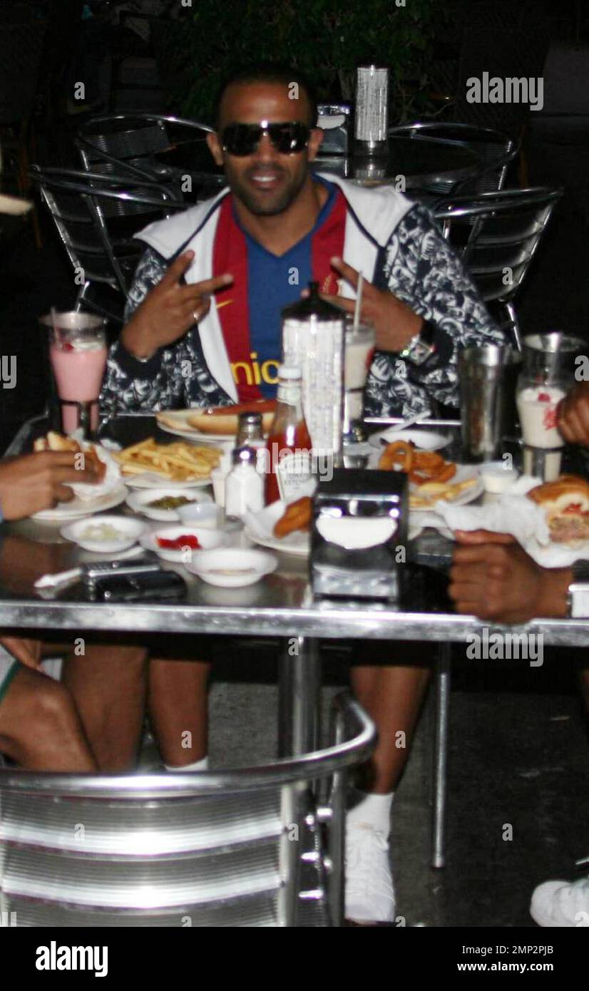 Exclusive!! Craig David and pals chow down on hot dogs and burgers at ...