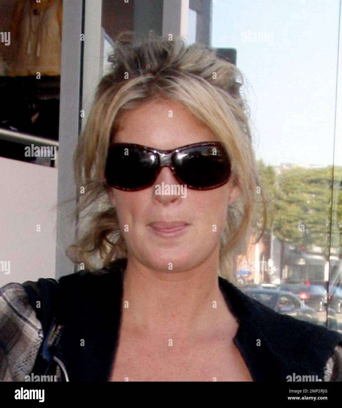 Supermodel Rachel Hunter shops for a new dress at the Lisa Kline ...
