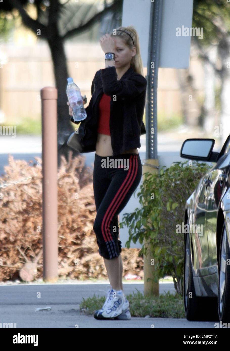 Exclusive!! Super-skinny Anna Kournikova finishes a long workout at her ...