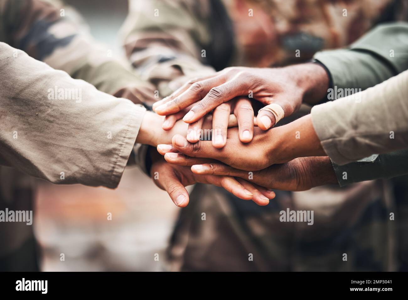 Military hands helping hi-res stock photography and images - Alamy
