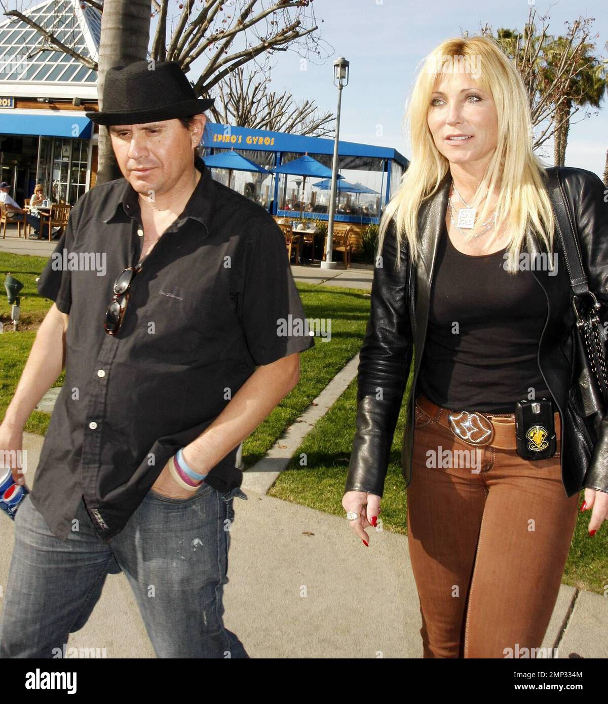 Paparazzi jeans hat sunglasses hi-res stock photography and images - Alamy