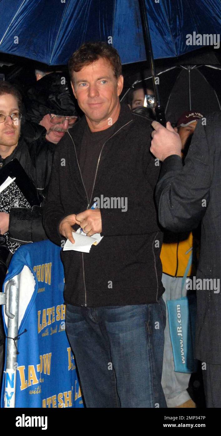 Dennis Quaid and Sean "P-Diddy" Combs sign autographs and pose for fans ...