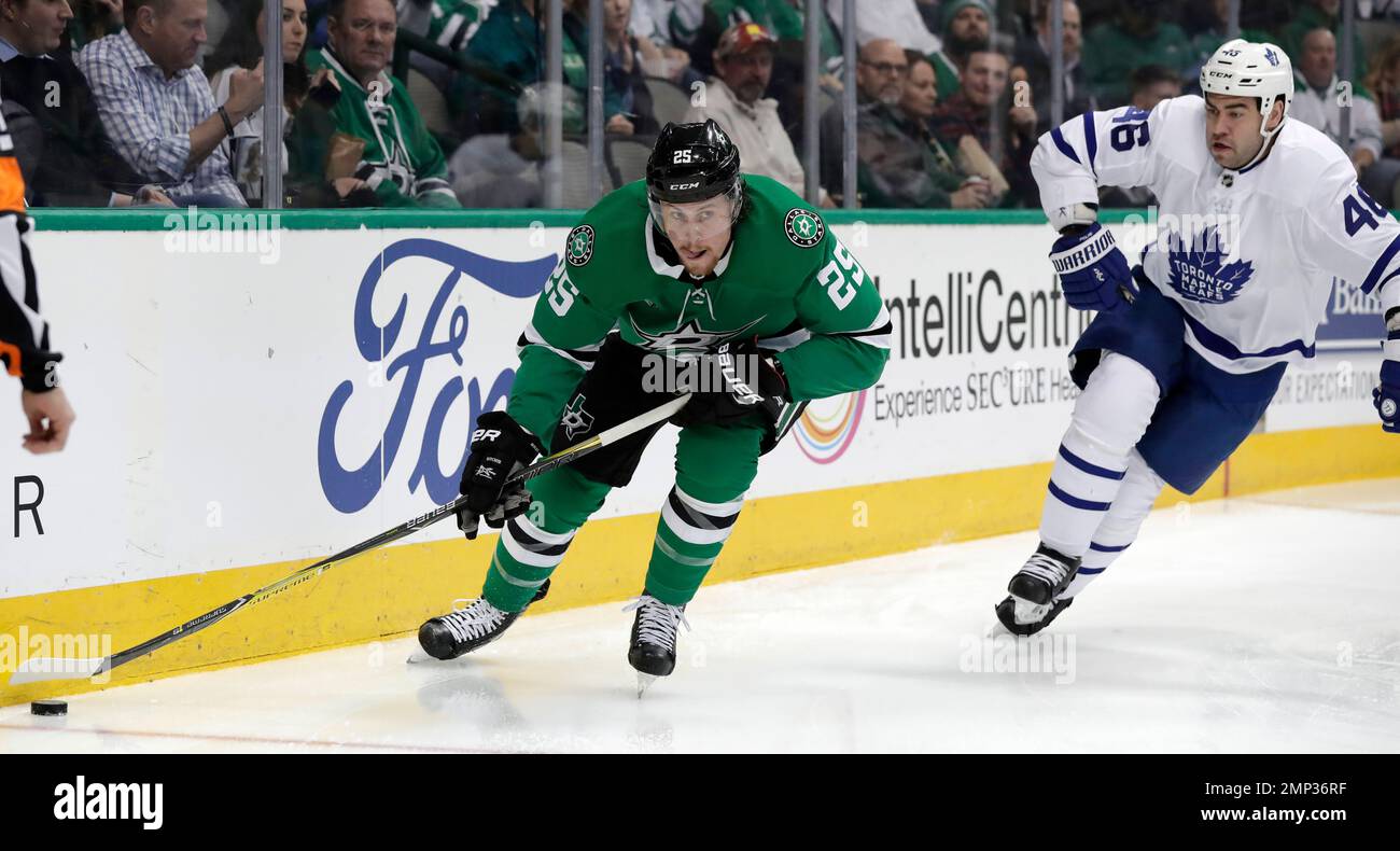 Dallas Stars right wing Brett Ritchie (25) controls the puck in front ...