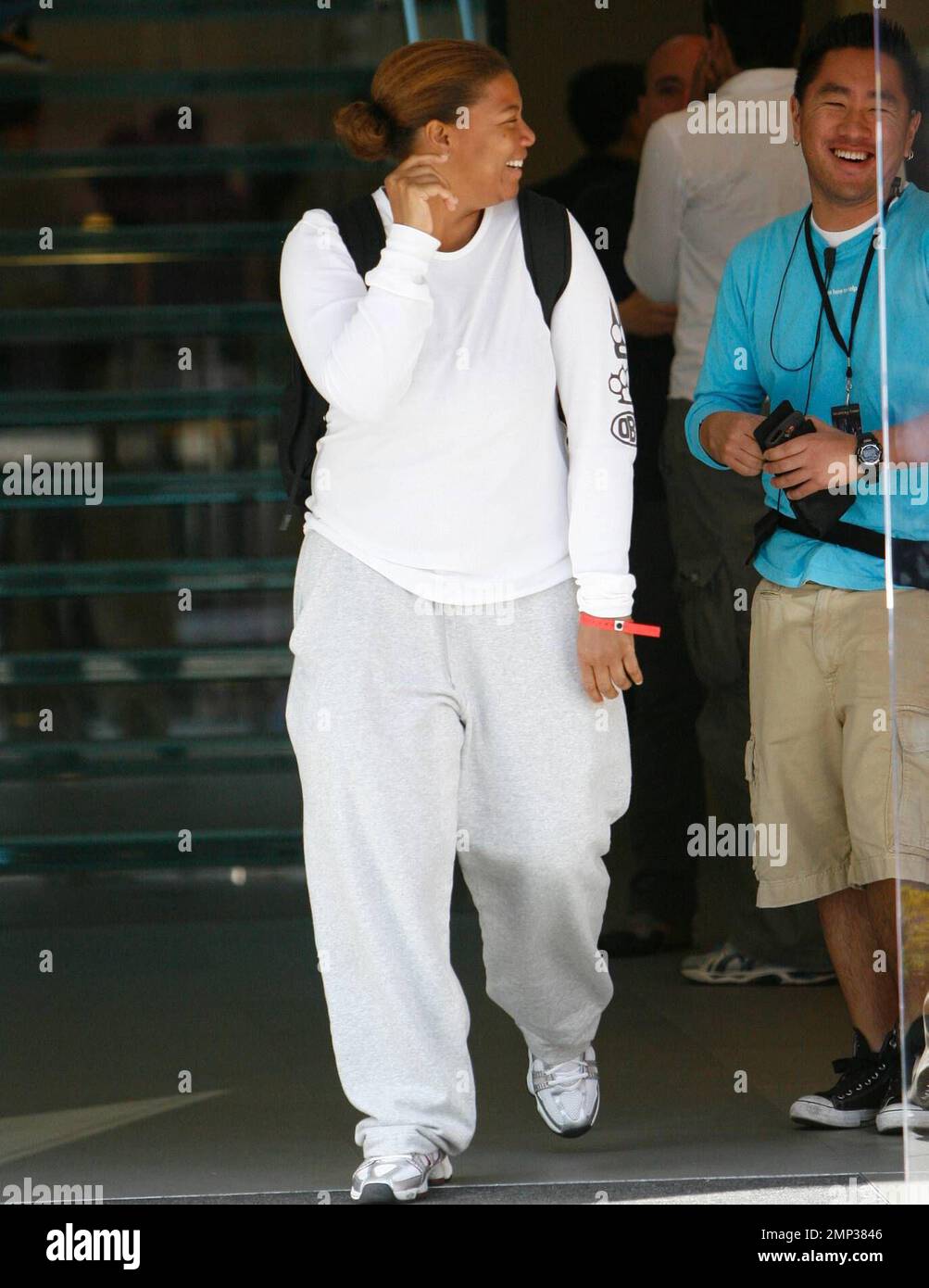 Exclusive!! Queen Latifah shops at the Apple Store at the Grove. Los ...