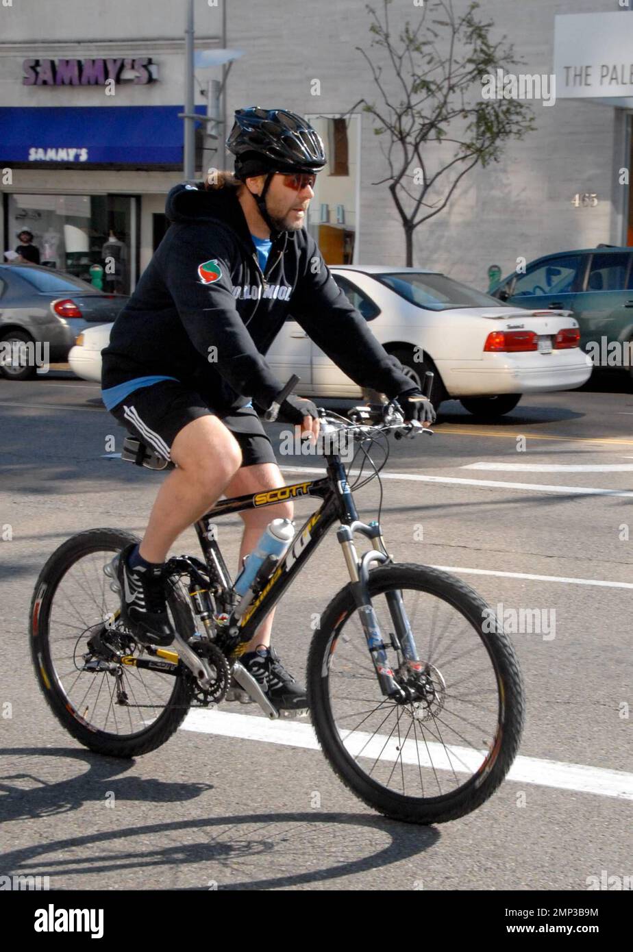 Russell Crowe keeps fit ridiing his bike with a personal trainer. Los ...