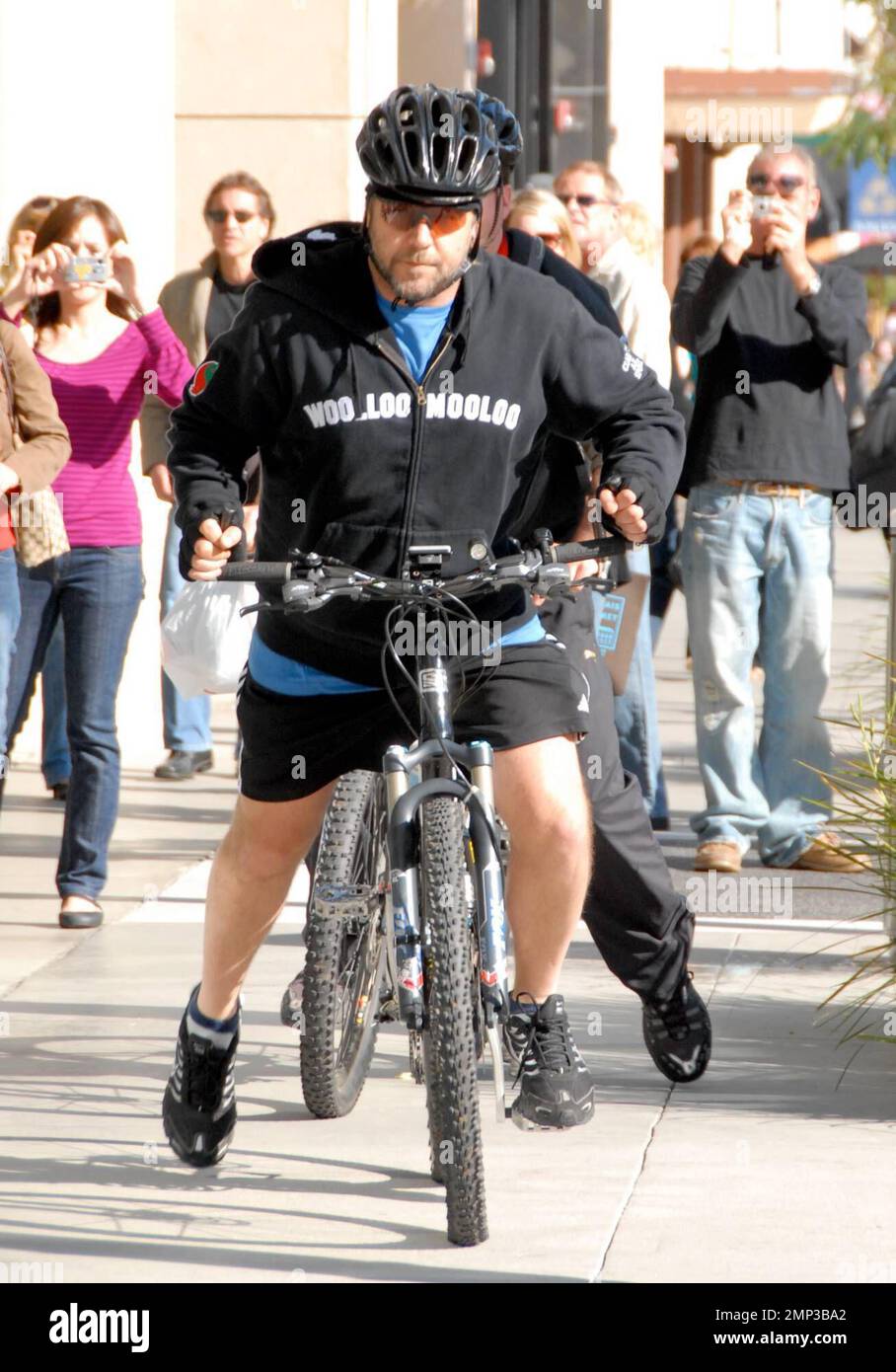 Russell Crowe keeps fit ridiing his bike with a personal trainer. Los ...