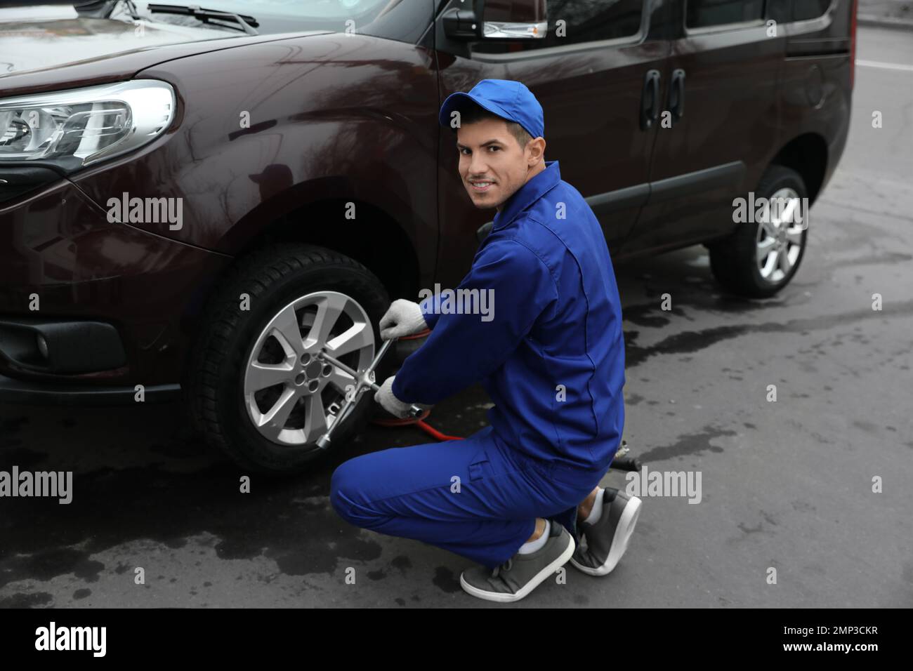 Wheel changing station hi-res stock photography and images - Alamy