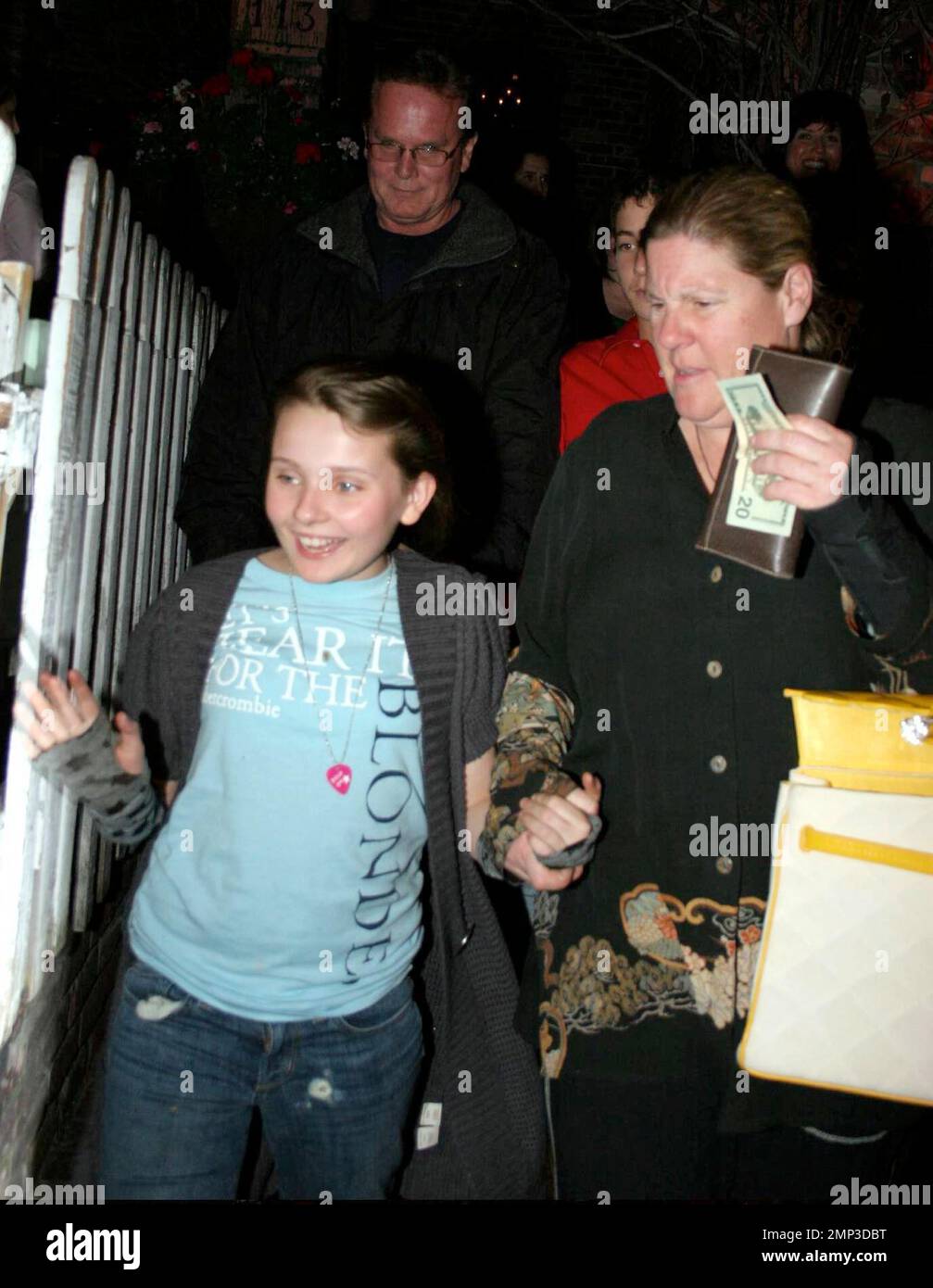 Abigail Breslin and family enjoy dinner at The Ivy. Los Angeles, CA. 4 ...
