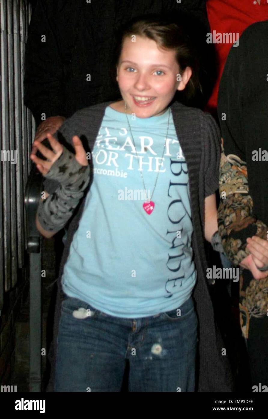 Abigail Breslin and family enjoy dinner at The Ivy. Los Angeles, CA. 4 ...