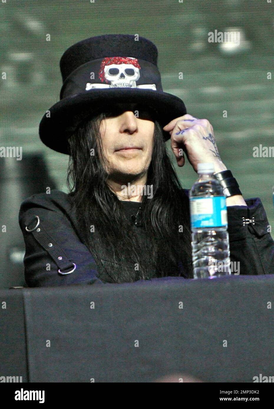 Motley Crue performs and announces Crue Fest featuring Buckcherry ...