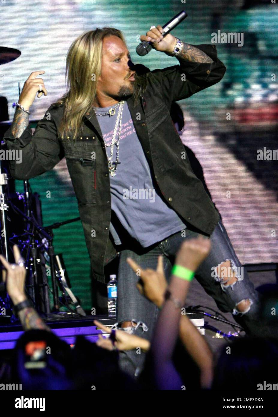 Motley Crue performs and announces Crue Fest featuring Buckcherry ...