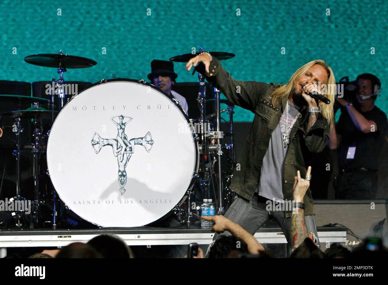 Motley Crue performs and announces Crue Fest featuring Buckcherry ...