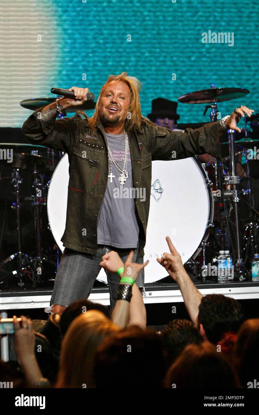 Motley Crue performs and announces Crue Fest featuring Buckcherry ...