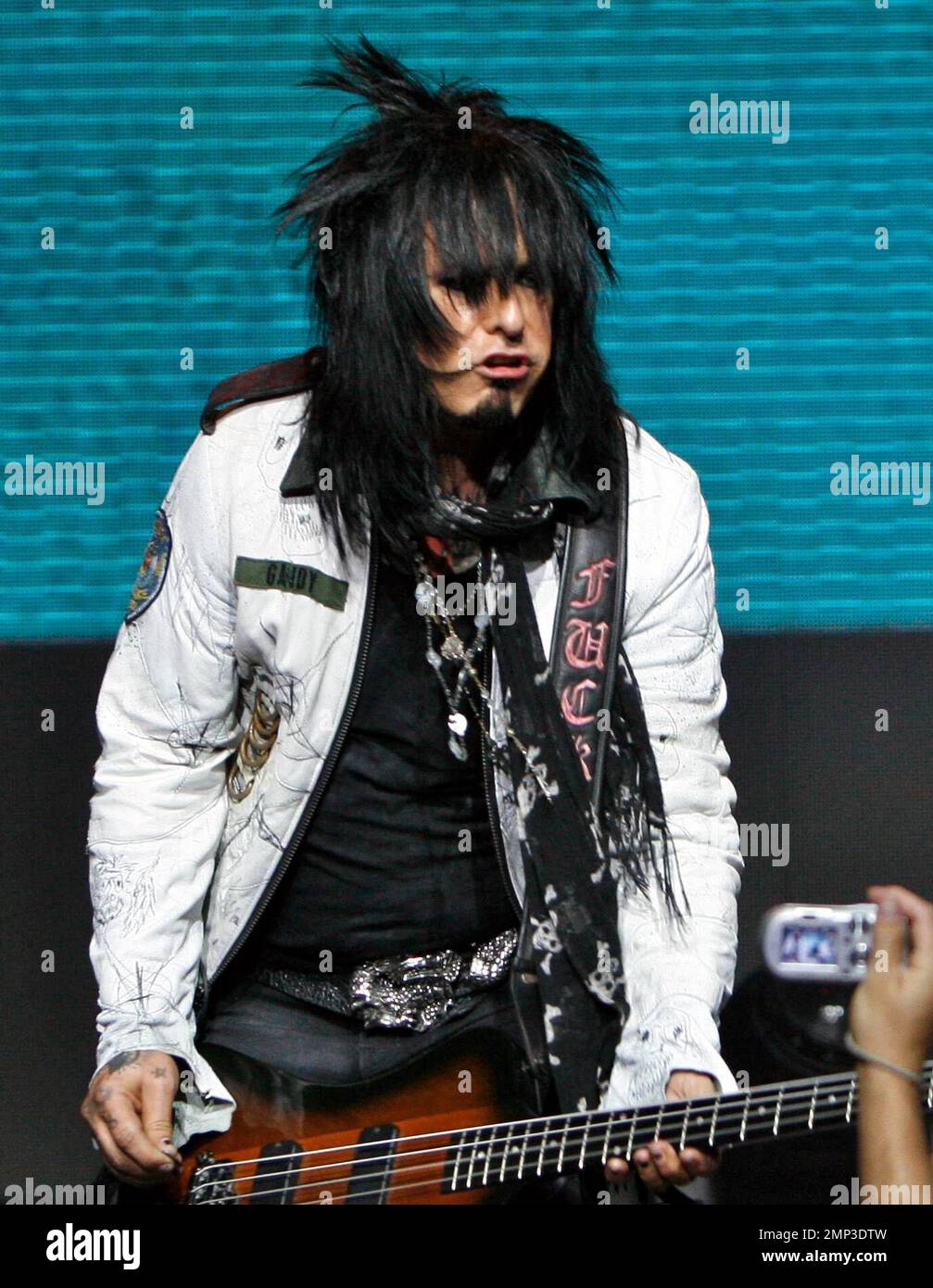 Motley Crue performs and announces Crue Fest featuring Buckcherry ...