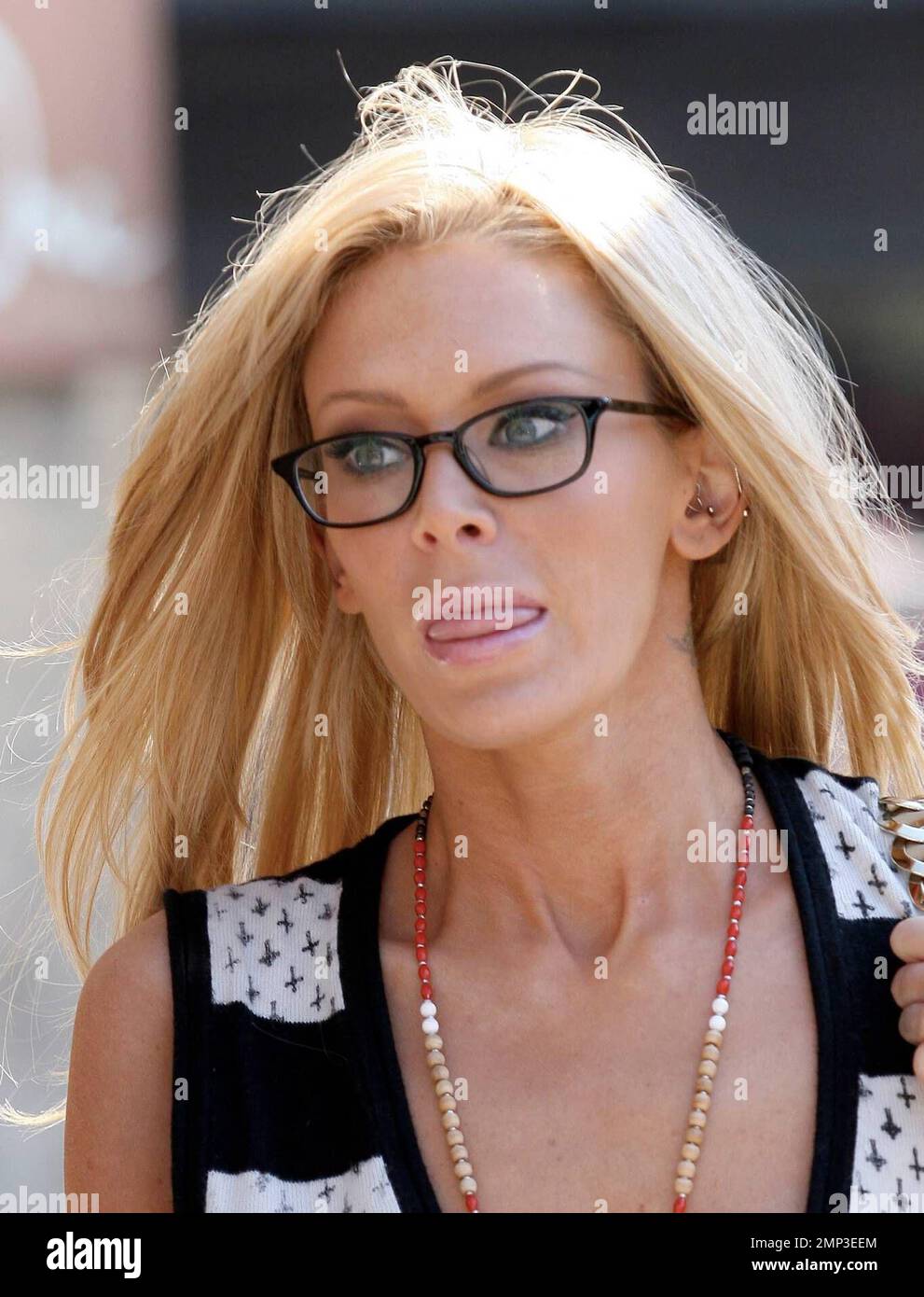 Jenna Jameson and her bodyguard have a champagne and oyster lunch at ...