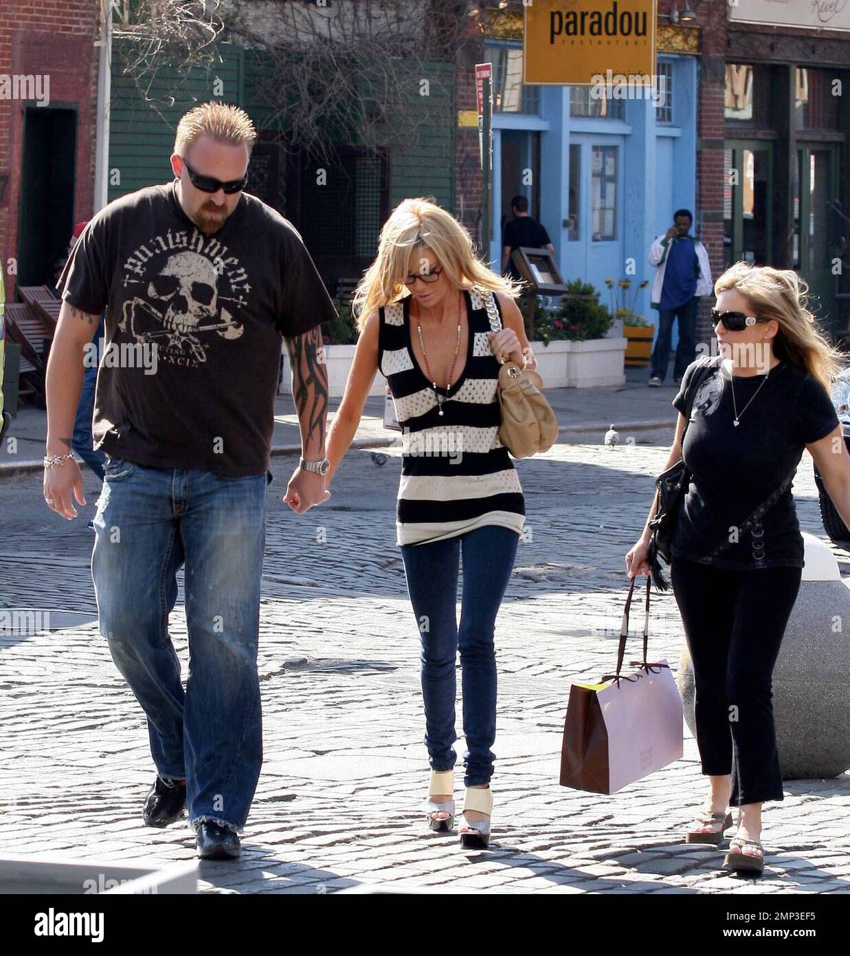 Jenna Jameson and her bodyguard have a champagne and oyster lunch at ...