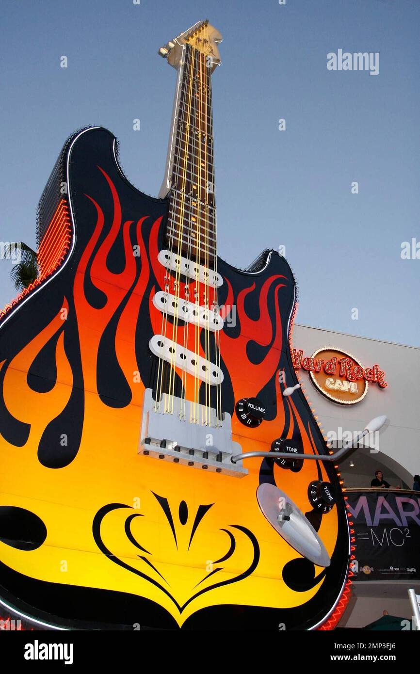 Mariah Carey signs autographs for her new album E=MC2 outside of the ...