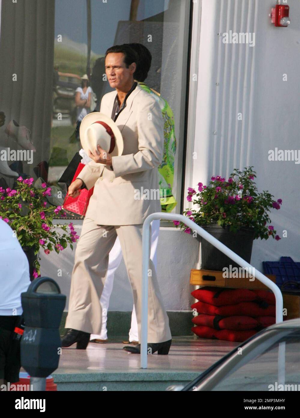 Jim Carrey films 'I Love You Phillip Morris' in the Art Deco District ...