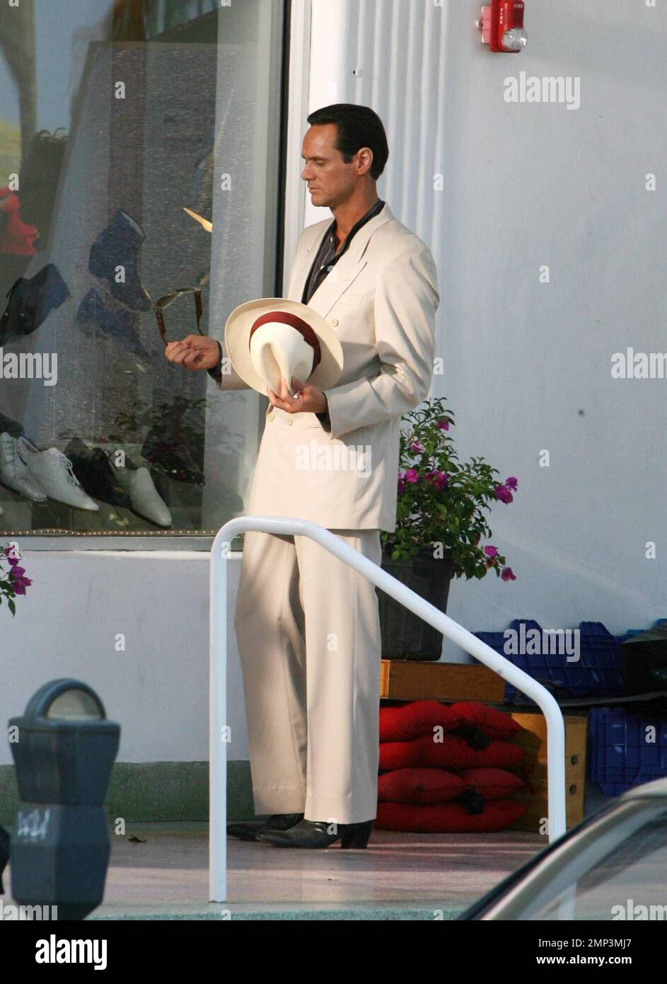 Jim Carrey films 'I Love You Phillip Morris' in the Art Deco District ...