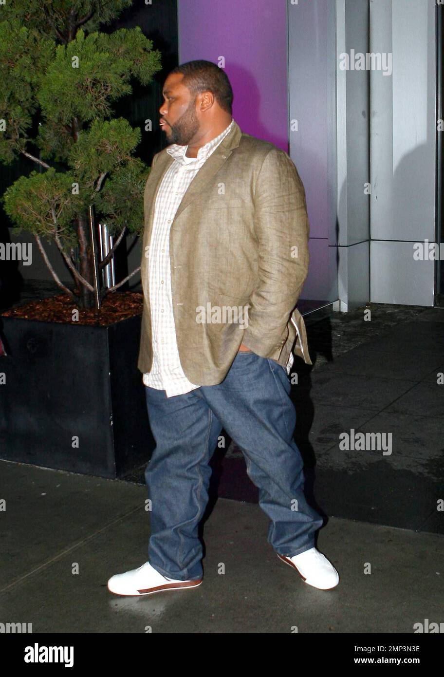 Exclusive!! Anthony Anderson leaves his Manhattan hotel with a group of ...