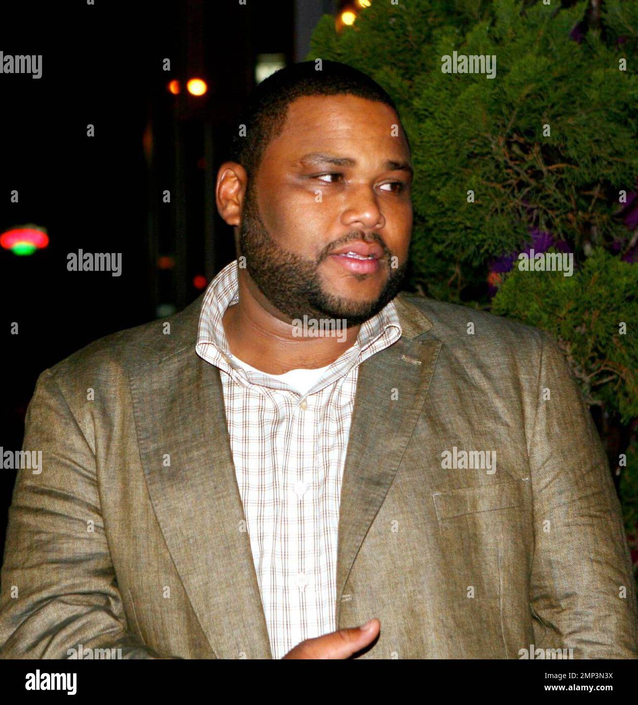 Exclusive!! Anthony Anderson leaves his Manhattan hotel with a group of ...
