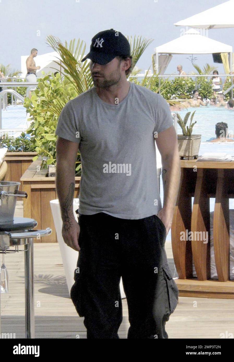 Exclusive!! Sean William Scott chats and enjoys drinks by the pool at ...