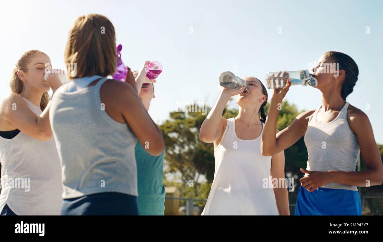 Sporty women drinking water hi-res stock photography and images - Alamy