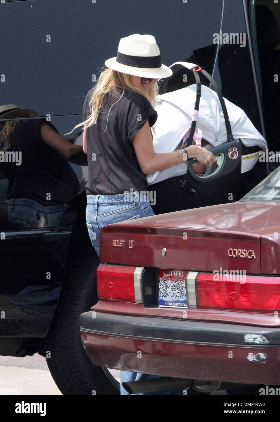 Nicole Richie went grocery shopping today at Whole Foods Market in ...