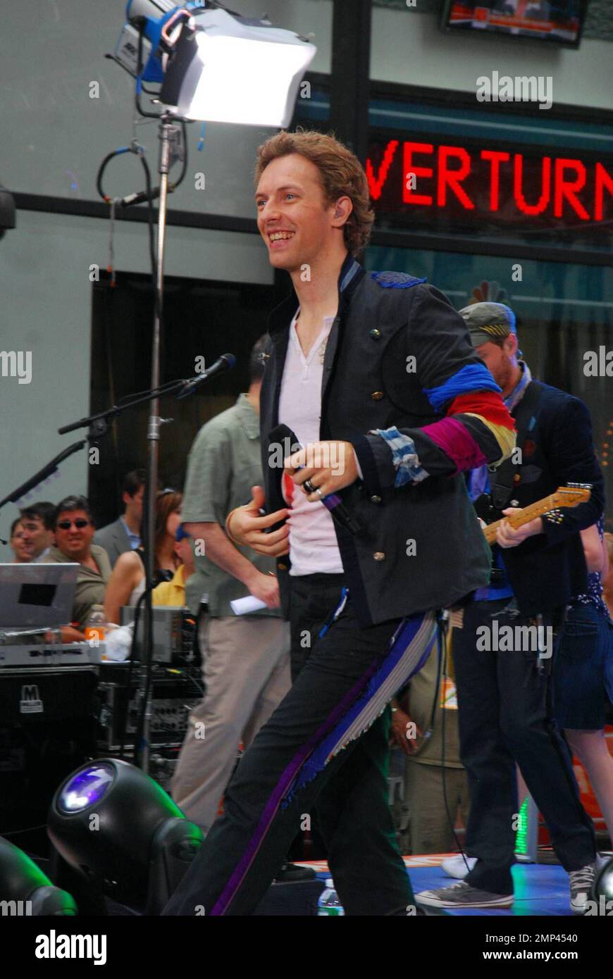 Coldplay frontman Chris Martin made a coment about Paparazzi then poked ...