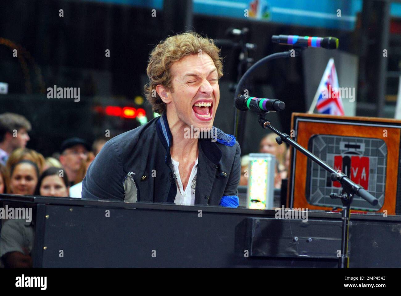 Coldplay frontman Chris Martin made a coment about Paparazzi then poked ...