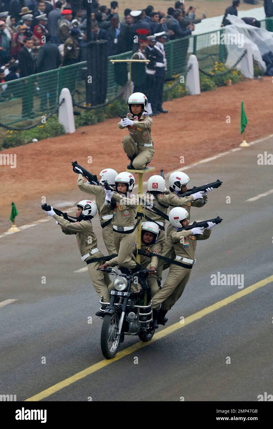 Women soldiers of India's Border Security Force display acrobatic ...