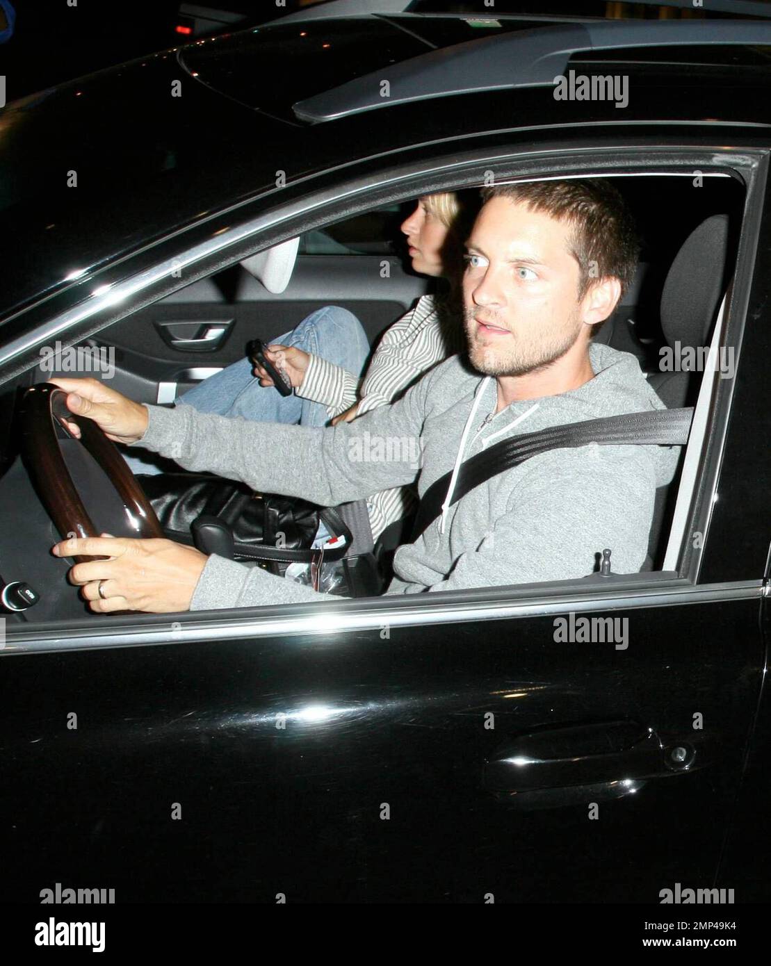 Tobey Maguire and his wife leave the restaurant Madeos after dinner and ...