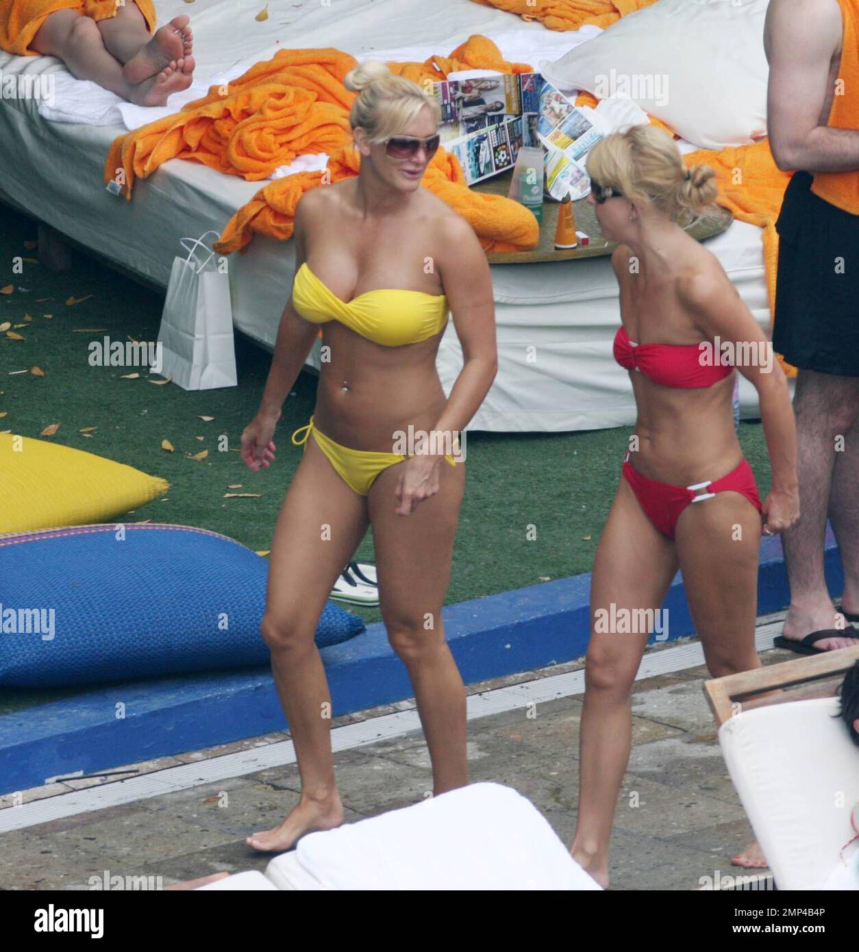 Exclusive!! Hulk Hogan's girlfriend Jennifer McDaniel soaks up the sun poolside in a bright ...