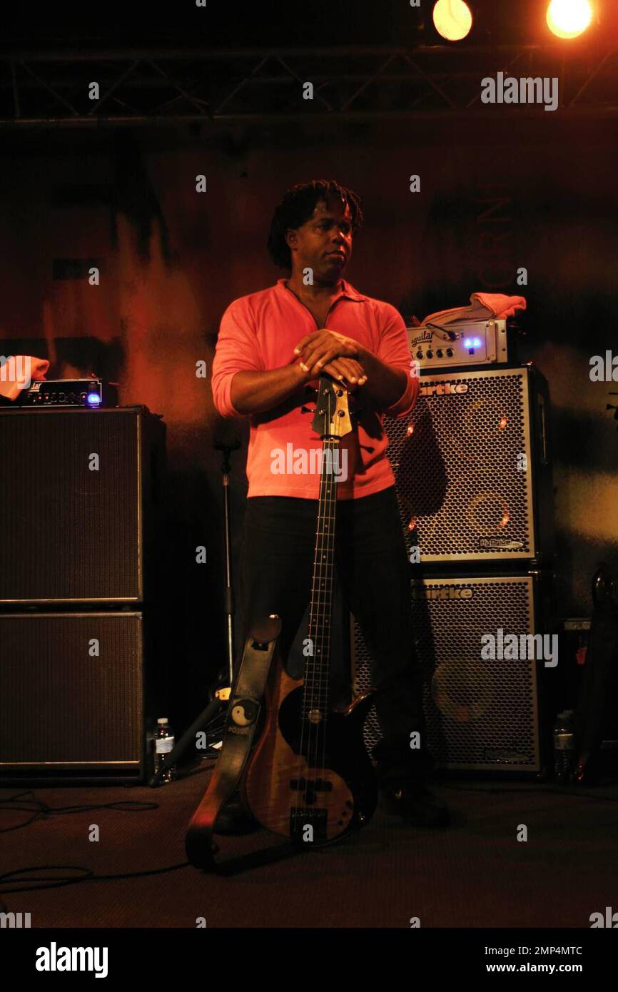 Victor wooten hi-res stock photography and images - Alamy