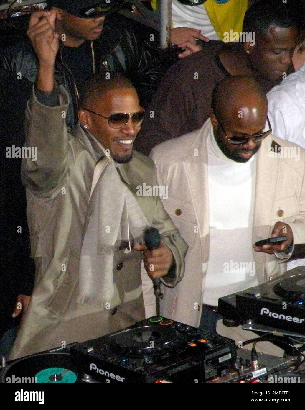 Exclusive!! Oscar-winning actor and singer Jamie Foxx hosts a preview ...