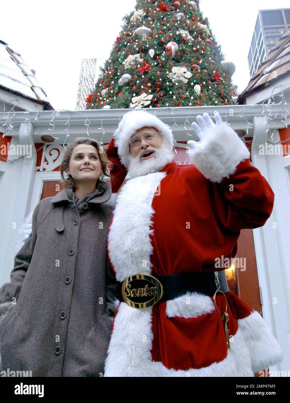 Actress Keri Russell poses with Santa Claus in Chicago after helping ...