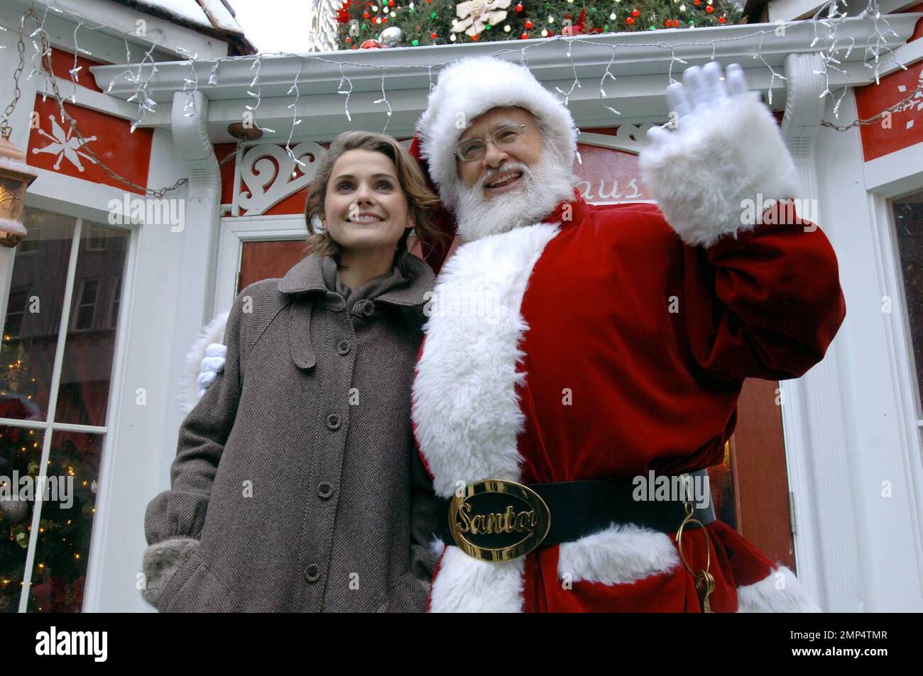 Actress Keri Russell poses with Santa Claus in Chicago after helping ...