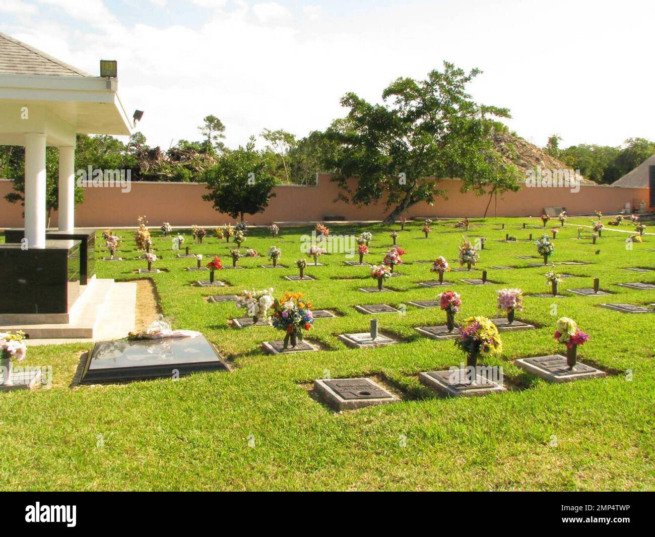 Larry Birkhead commissioned a 6-foot x 5-foot black granite gravestone ...