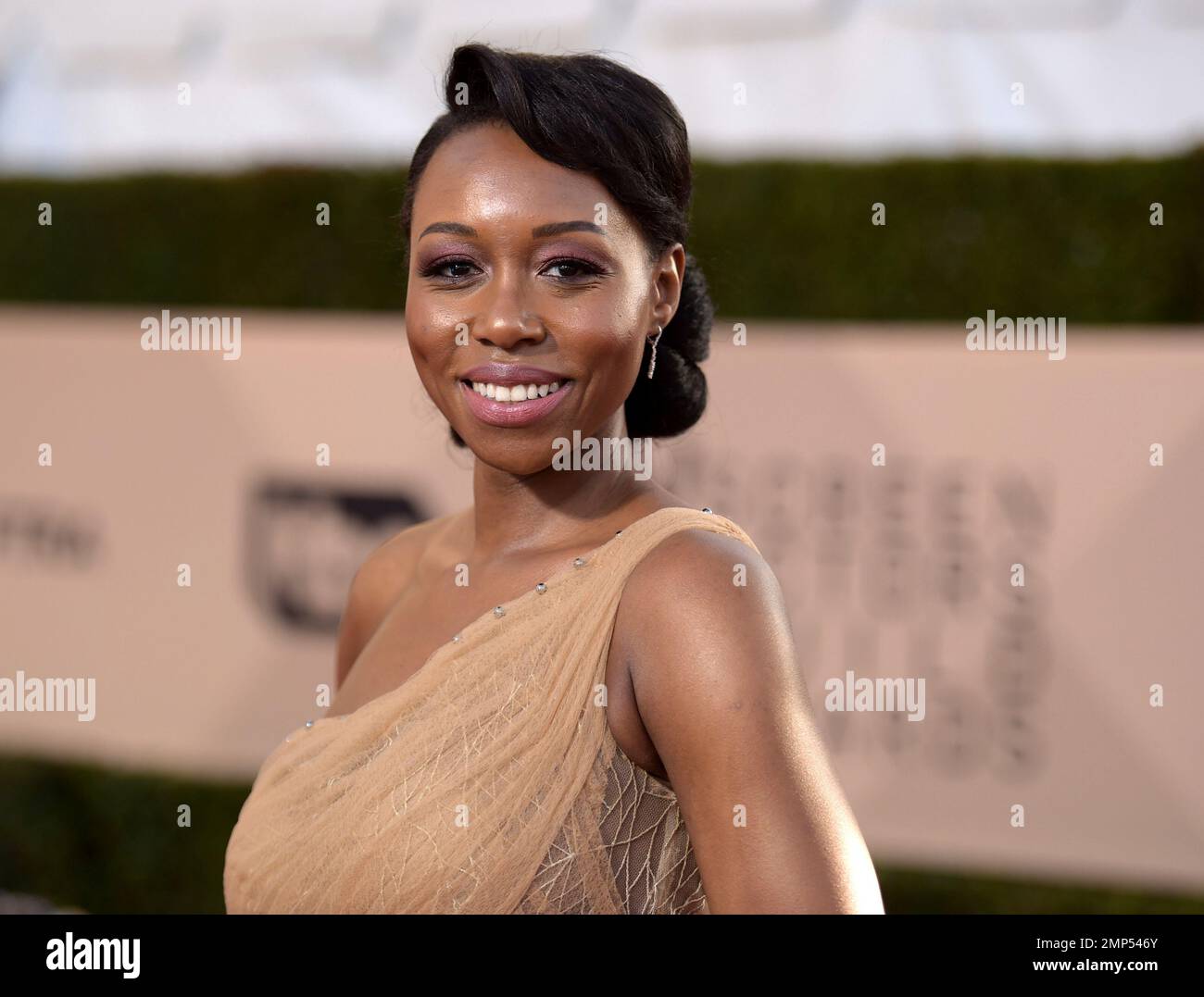 Amanda Warren arrives at the 24th annual Screen Actors Guild Awards at ...